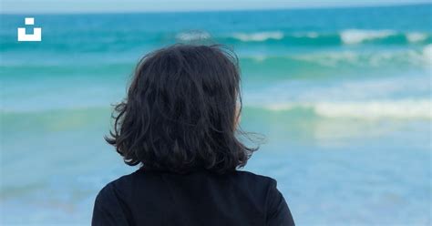 Foto Una Mujer Parada En La Cima De Una Playa De Arena Imagen Ropa