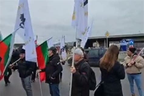 Симпатизанти на Възраждане блокираха пристанище Варна Запад Снимки
