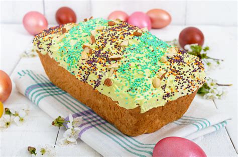 부활절 빵 Kulich 유약 다채로운 설탕 스프링 색된 그려진된 계란입니다 아름 다운 전통적인 기독교 부활절 음식 흰색 나무