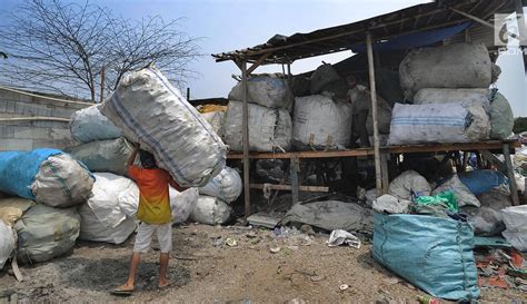 Foto Melirik Dunia Bisnis Pengolahan Sampah Plastik Foto