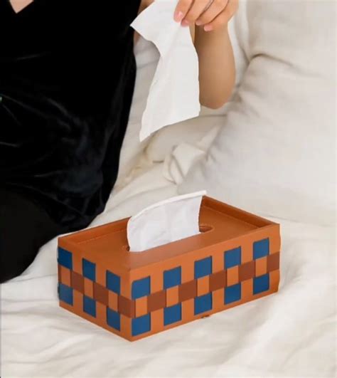 컬러감이 돋보이는 에르 위빙 시리즈 딱 떨어지는 사각형 디자인으로 깔끔한 느낌을 주는 휴지케이스입니다 가죽으로 제작되어 더욱 고급스러운 분위기를 자아내는건 물론이구요