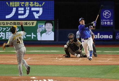 ＜d・神＞ 6回2死一塁、牧は逆転2ランを放つ（投手・村上）（撮影・大森 寛明） スポニチ Sponichi Annex 野球