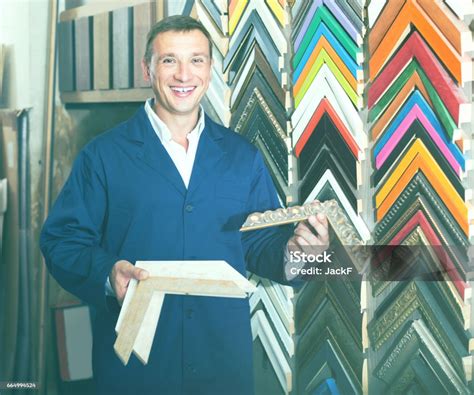 스튜디오에서 프레임 몰딩 선택 유니폼에 남자의 초상화 고름에 대한 스톡 사진 및 기타 이미지 고름 공사장 감독 공예 Istock