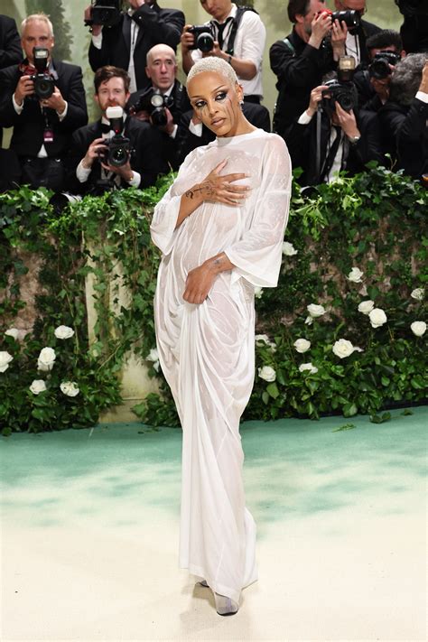 Doja Cat En La Met Gala 2024 Vestido Estilo Camiseta Goteando