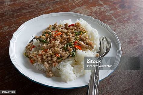 밥 위에 생강과 마늘 소스와 함께 센불에서 조리하는 돼지고기 및 바실은 저녁에만 0명에 대한 스톡 사진 및 기타 이미지 0명 2015년 그릇 Istock