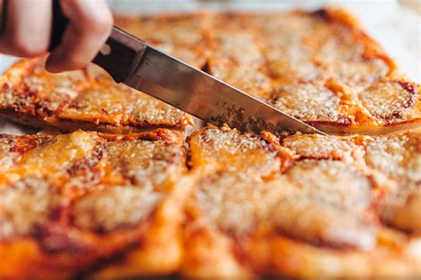 훈제 소시지와 치즈와 여성 손으로 수제 광장 피자를 잘라 피자에 대한 스톡 사진 및 기타 이미지 피자 직사각형 퍼프 페이스트리 Istock