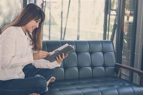 여자는 카페에서 소파에 앉아 여자 학생 읽기 커피가 게에서 노트북에 참고 교육 라이프 스타일 사람 개념입니다 공부에 대한 스톡 사진 및 기타 이미지 Istock