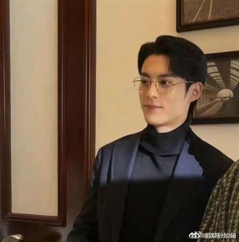 王鹤棣真的很帅，合照完还说谢谢，真的把礼貌刻在了骨子里