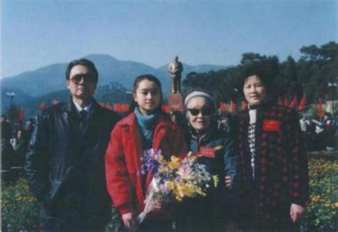 1993年毛遠新和家人回韶山祭祖時留下的一張珍貴老照片 每日頭條