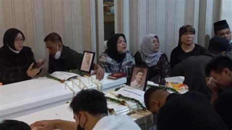 Tangis Keluarga Dan Tatapan Kosong Ayah Bibi Ardiansyah Di Hadapan