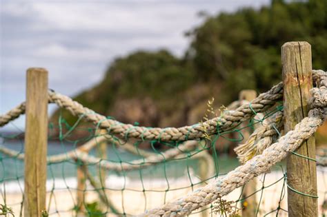 아름다운 바다의 모래 해변으로 이어지는 밧줄이 달린 나무 다리의 클로즈업 샷 건축물에 대한 스톡 사진 및 기타 이미지 건축물 관광 교량 Istock