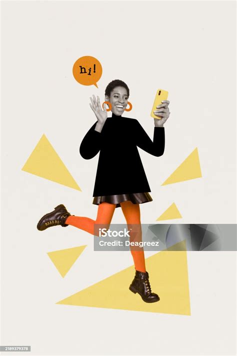 흰색 배경에 고립 된 전화를 사용하여 셀카 간부에서 손바닥을 흔드는 펑키 한 트랜스젠더 소녀의 수직 콜라주 비유적 인 광고 그림 Brand Name Smart Phone에