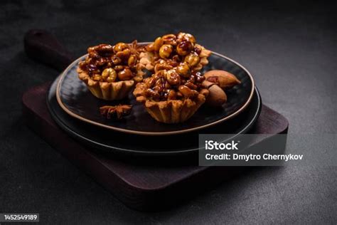 어두운 콘크리트 배경에 견과류와 꿀을 곁들인 달콤한 맛있는 타르트 갈색에 대한 스톡 사진 및 기타 이미지 갈색 건강한 식생활 견과 Istock