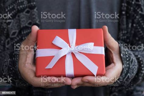 크리스마스 선물 크리스마스 선물 상자 근접 촬영 흰색 리본을 가진 작은 빨간 선물 상자를 들고 여자 겨울에 대한 스톡 사진 및 기타 이미지 Istock