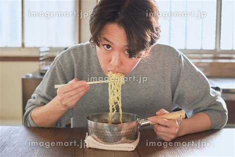 インスタントラーメンを食べる日本人男性の写真素材 248801525 イメージマート
