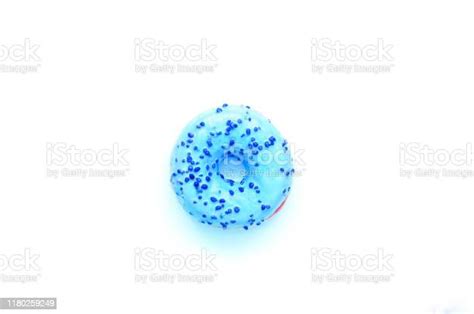 흰색 고립 된 배경에 화려한 뿌려 유약 도넛 다채로운 아침 식사 개념입니다 복사 공간 0명에 대한 스톡 사진 및 기타 이미지