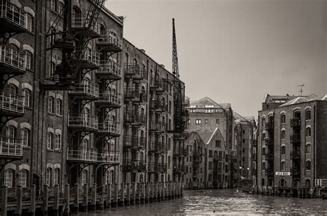 배경 화면 검정색과 흰색 수로 건물 경계표 흑백 사진 중심지 시티 도시 풍경 하늘 반사 단색화 거리 정면 운하 역사 1024x678