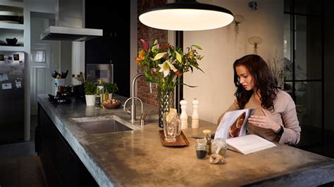 Deckenleuchte Philips Hue White Ambiance Cher glänzt von oben