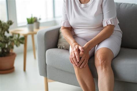 Premium AI Image Old Woman39s Hands With Pain In Her Knees AI Generated