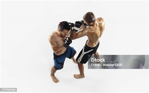흰색 스튜디오 배경 동적 및 움직임에 고립 된 권투 두 전문 Mma 전투기 위쪽 보기 25 29세에 대한 스톡 사진 및 기타