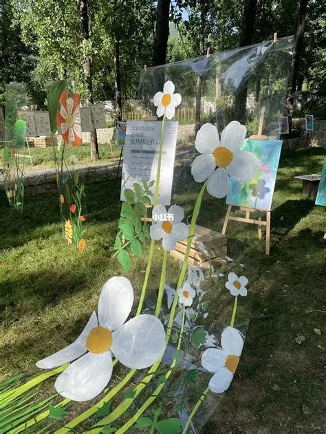 画展布置的小细节｜简单的材料氛围满满 之前发了一条营地六一画展的视频突然火了 大家都在问透明纸花是怎么做的 今天就大气的分享给大家哦～ ·