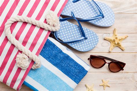 해변 액세서리 플랫은 컬러 배경에 대한 상단 뷰를 누워 여름 여행 개념 불가사리와 바다 조개가있는 가방 위쪽 보기 0명에 대한 스톡 사진 및 기타 이미지 Istock