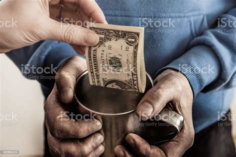 클로즈업 손 컵 더러운 거 지 노숙자 남자의 손과 자선의 지폐 개념에 대한 스톡 사진 및 기타 이미지 개념 개념과 주제