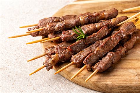 로즈마리와 향신료를 곁들인 화로에서 요리한 이탈리아 양꼬치 또는 케밥 아로스티치니 꼬챙이에 대한 스톡 사진 및 기타 이미지