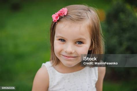 Photo Libre De Droit De Portrait Dune Belle Jeune Fille Aux Cheveux