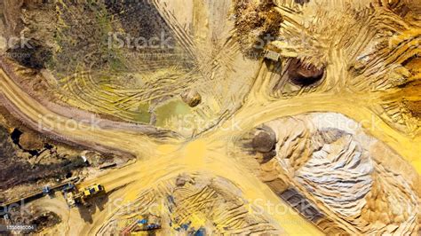 자갈과 모래 오픈 피트 광산 노란 퇴적물을 가진 연못 공중 보기 0명에 대한 스톡 사진 및 기타 이미지 0명 개발형 광산 건설 산업 Istock