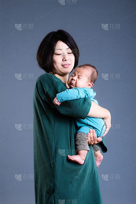 母亲抱着婴儿的工作室肖像
