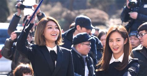 포토 유리 수영 다정하게 손잡고 졸업식 입장