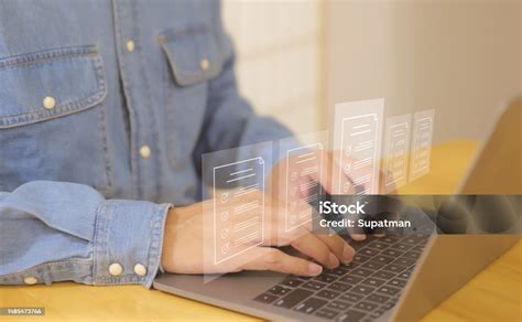 문서 관리 시스템 Dms 평가 양식 랩톱 컴퓨터에서 작업하는 사업가 생산성 체크리스트 및 온라인 설문 조사 양식 작성 설문지