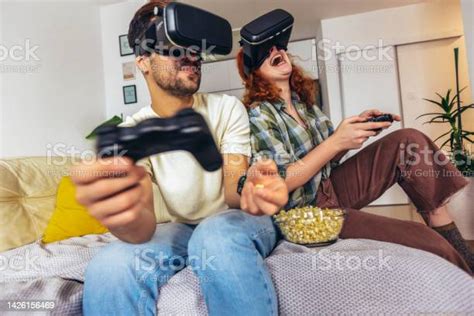 젊은 커플은 Vr 카메라를 통해 상상을보고 보여주는 가상 현실 안경을 착용합니다 2명에 대한 스톡 사진 및 기타 이미지 2명