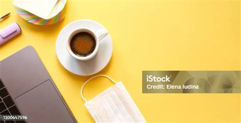 노트북 펜 마스크 노란색 배경에 커피플랫 평신도 구성 개념 원격 연구 및 가정에서 작업 원격 작업 프리랜서 검역 커피 휴식 사무실 테이블 카피 스페이스 배너 0명에 대한