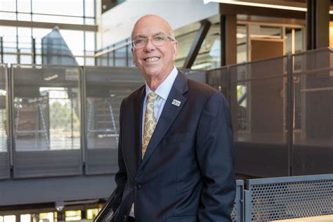 АНУ ын их сургууль Ази хүмүүсийг доромжилсон захирлаа шийтгэжээ