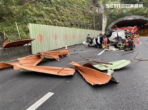 休旅車國3新店隧道前自撞翻覆！駕駛「腹部穿刺傷」 命危搶救中 Yahoo奇摩時尚美妝
