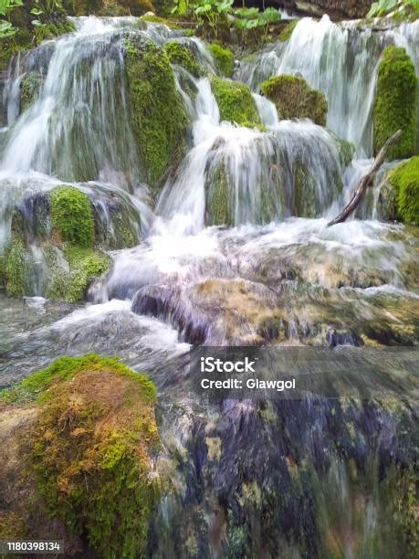 Gerakan Mengalir Air Terjun Batu Batu Lumut Percikan Air Menanam Rumput