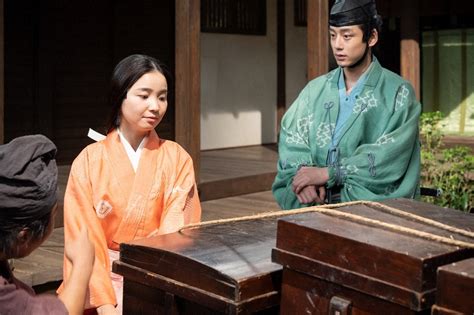 大河ドラマ「鎌倉殿の13人」第29話。北条泰時（坂口健太郎・左）が土産に持ち帰った山のようなきのこに、北条義時（小栗旬）と比奈（堀田真由）は