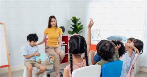 Asiatique Belle Jeune Femme Enseignante Enseignant Une Leçon à Un Enfant à Lécole Des Femmes