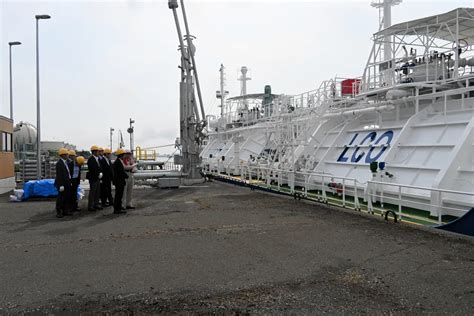液化co2輸送船 道内初公開 苫小牧港 経産大臣が視察：北海道新聞デジタル