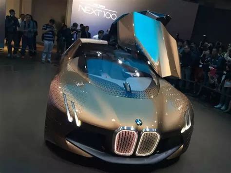 美女博主试驾宝马vision Next 100概念车搜狐汽车搜狐网