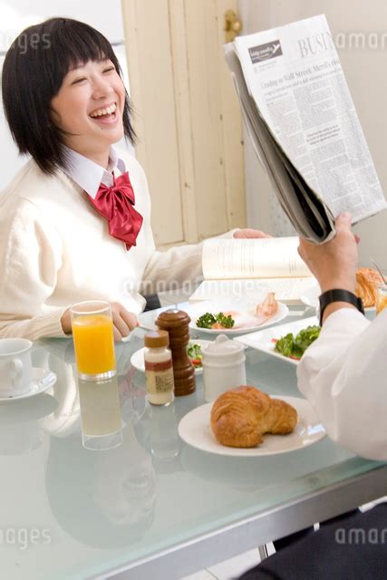 朝食をとる高校生と父の写真素材 [fyi03370853] ストックフォトの Qlean Market