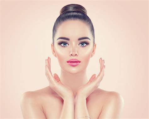 پرتره زن زیبایی نمای جلویی آبگرم مدل دختر Headshot زن جوان زیبا لمس