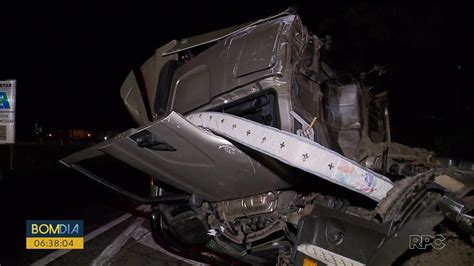 Caminhão Tomba Na Br 277 Em Curitiba E Faixa Da Rodovia Fica