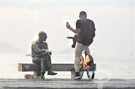 Tyba Online Assunto Ciclista Com Telefone Celular No Calçadão Da