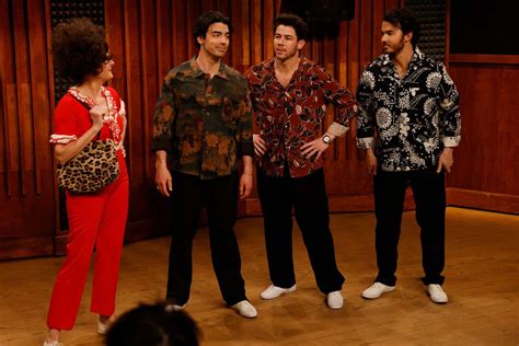 Jonas Brothers Learn Choreography From Molly Shannon On Snl Watch