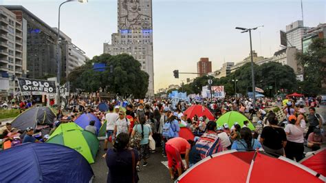 Continúa El Acampe De La Unidad Piquetera Sobre La 9 De Julio Minuto