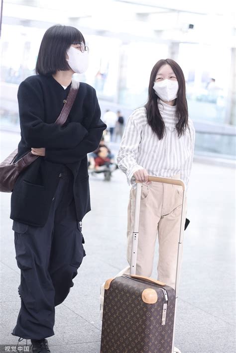 周冬雨马思纯结束巴黎时装周行程 返京后同框热聊 搜狐大视野 搜狐新闻