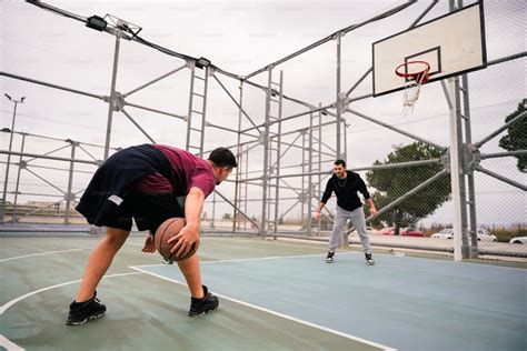 농구 코트 위에 서 있는 두 남자 사진 Unsplash의 농구 이미지